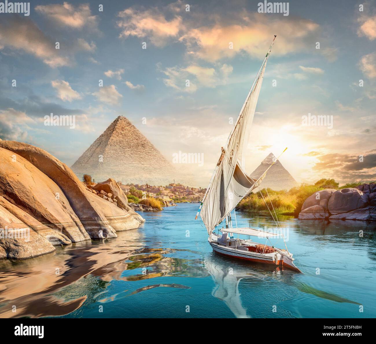 Ancient egyptian boats pyramids hi-res stock photography and images - Alamy