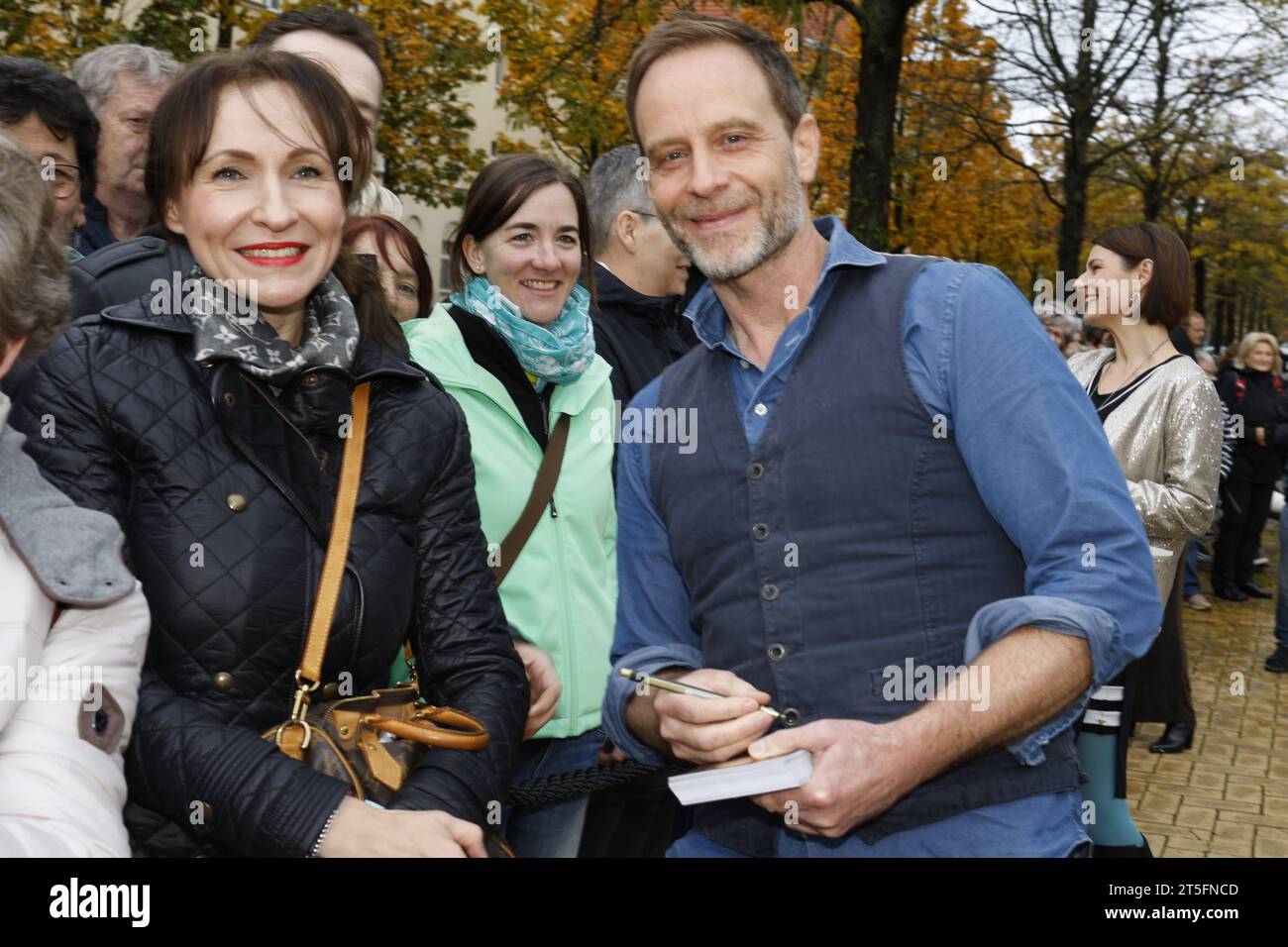 Leipzig 25 Jahre in aller Freundshcfat Julian Weigend im Bad der Menge ...