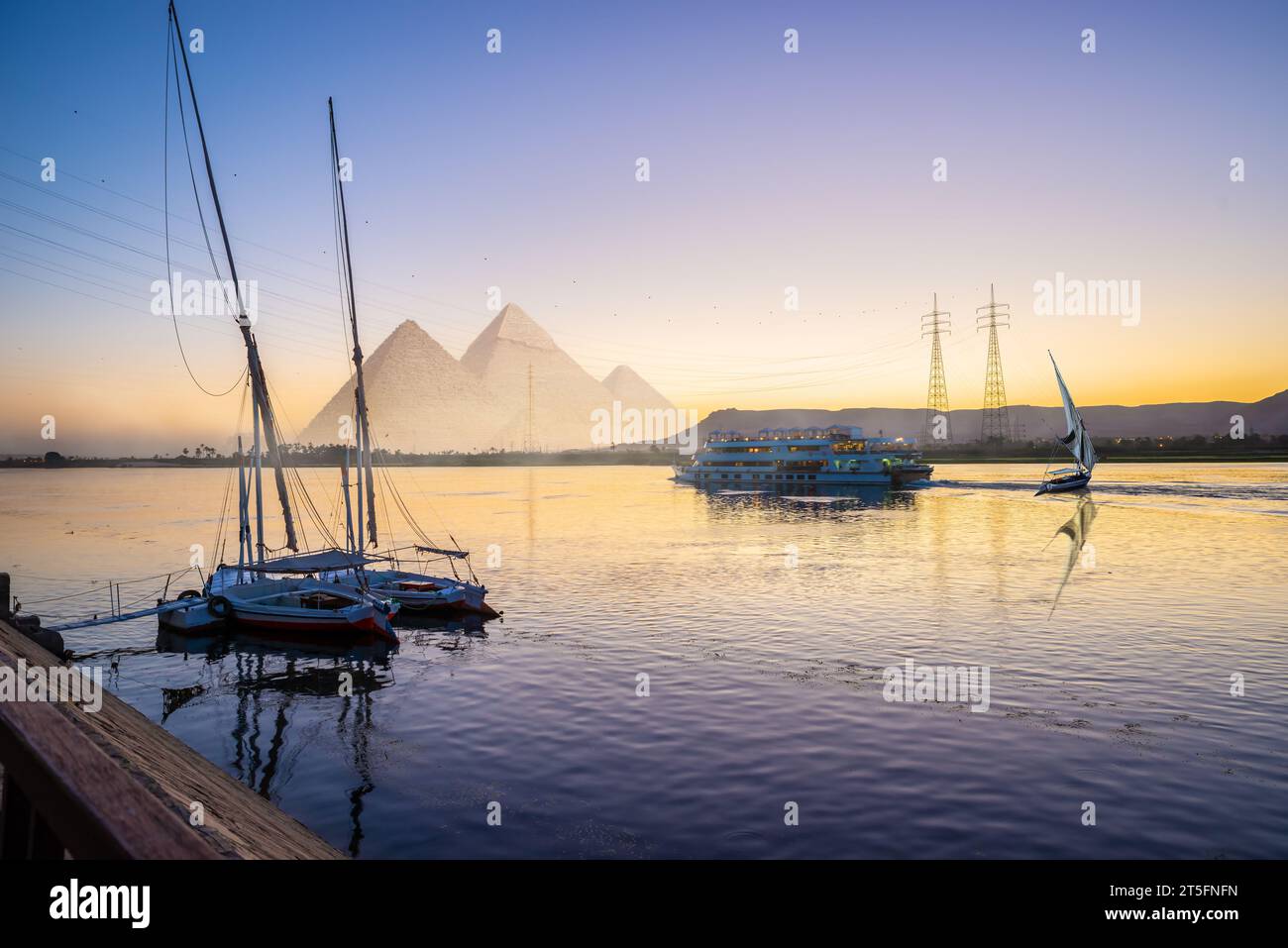 Ancient egyptian boats pyramids hi-res stock photography and images - Alamy