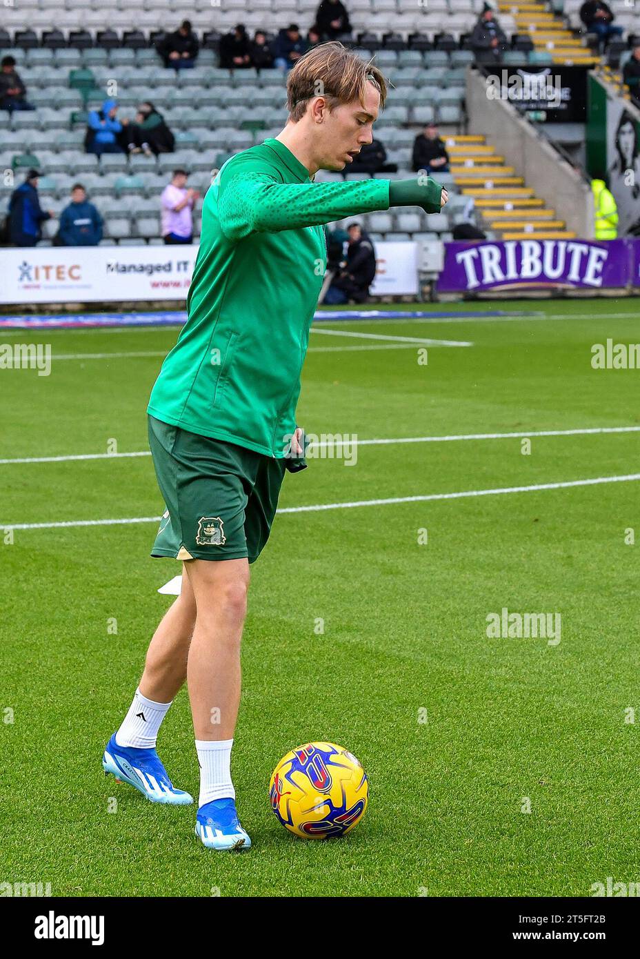 Callum Wright #11 of Plymouth Argyle warming up during the Sky Bet ...