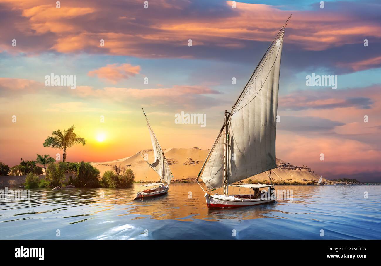 Ancient egyptian boats pyramids hi-res stock photography and images - Alamy