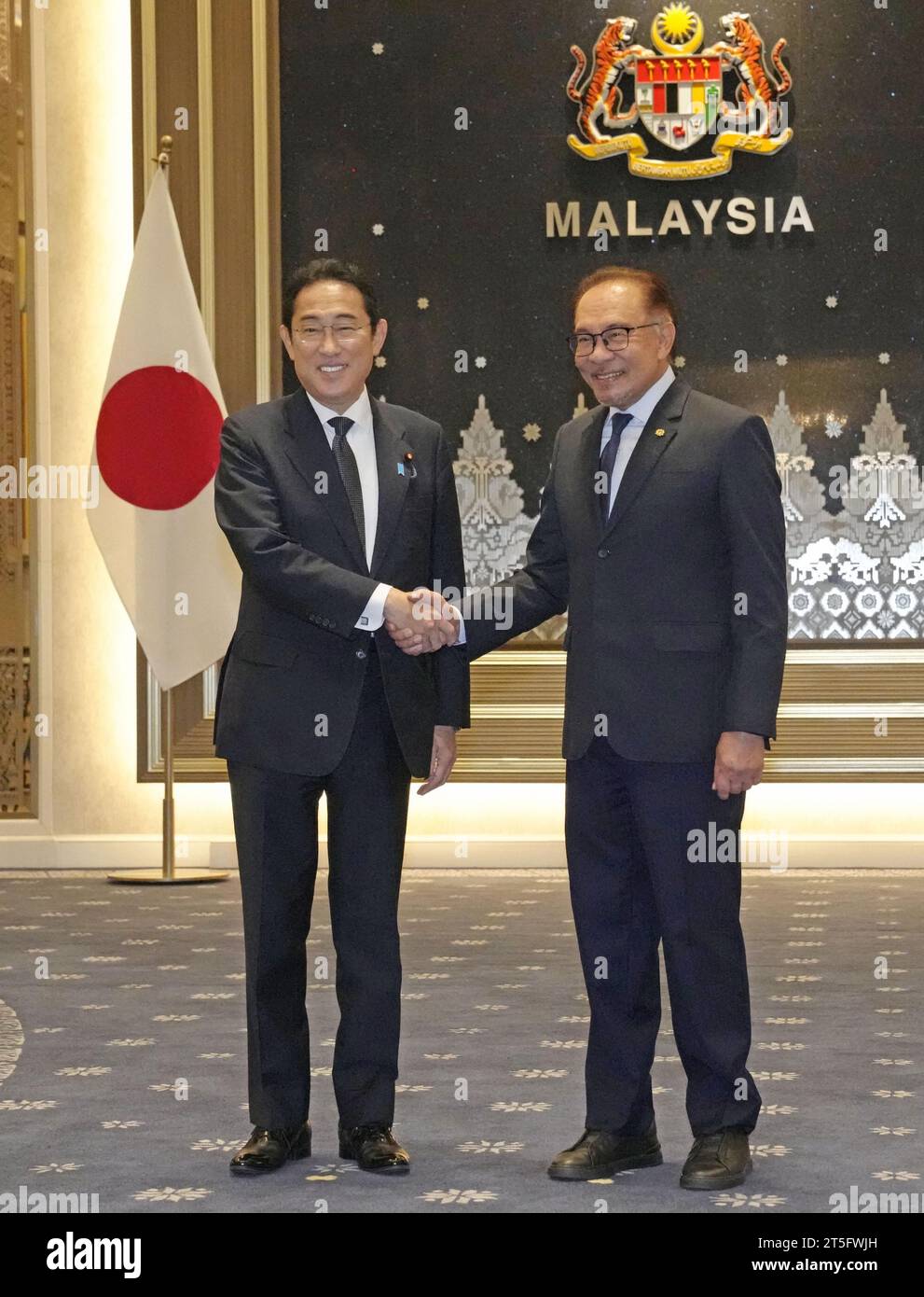Japanese Prime Minister Fumio Kishida (L) and his Malaysian counterpart ...