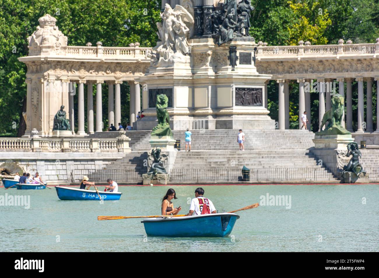 Couple in rowing boat on Great Pond of El Retiro, Parque del Buen Retiro (Buen Retiro Park ...