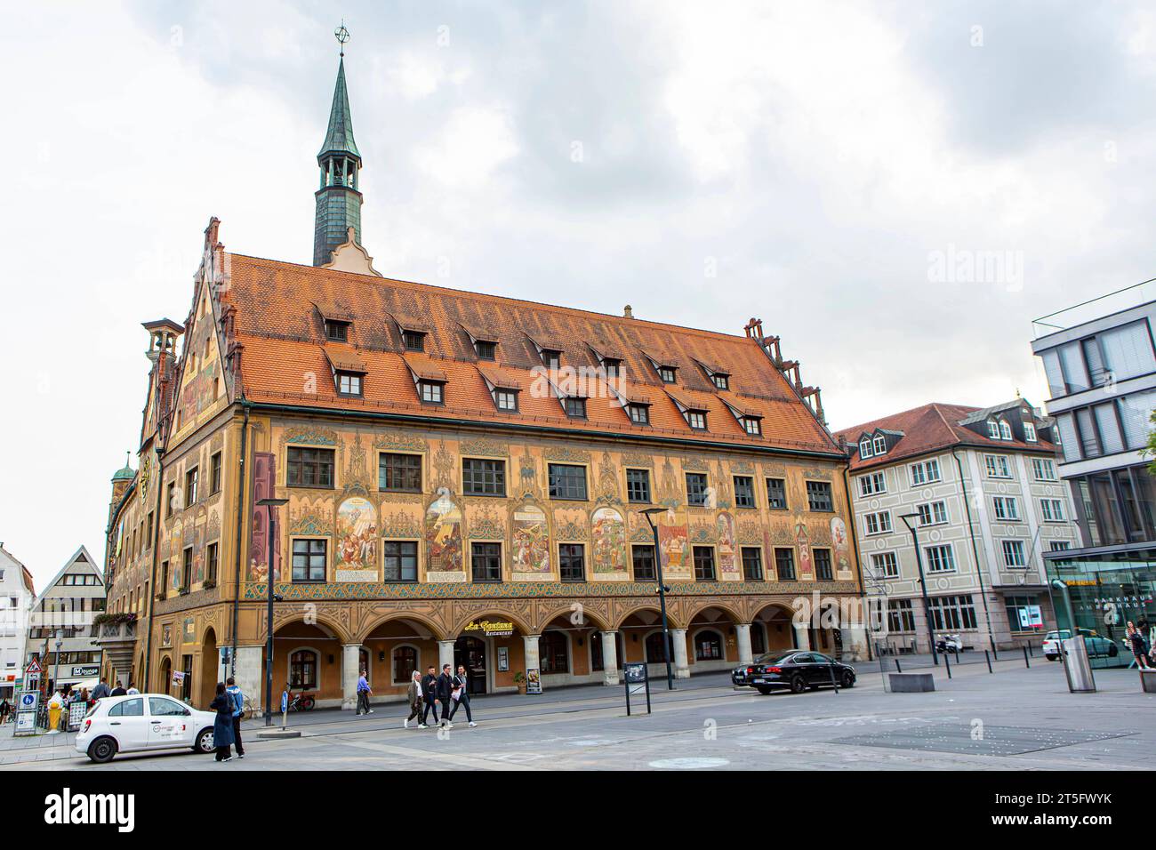 Das Ulmer Rathaus zählt nicht zuletzt wegen der Fassaden-Wandmalereien ...