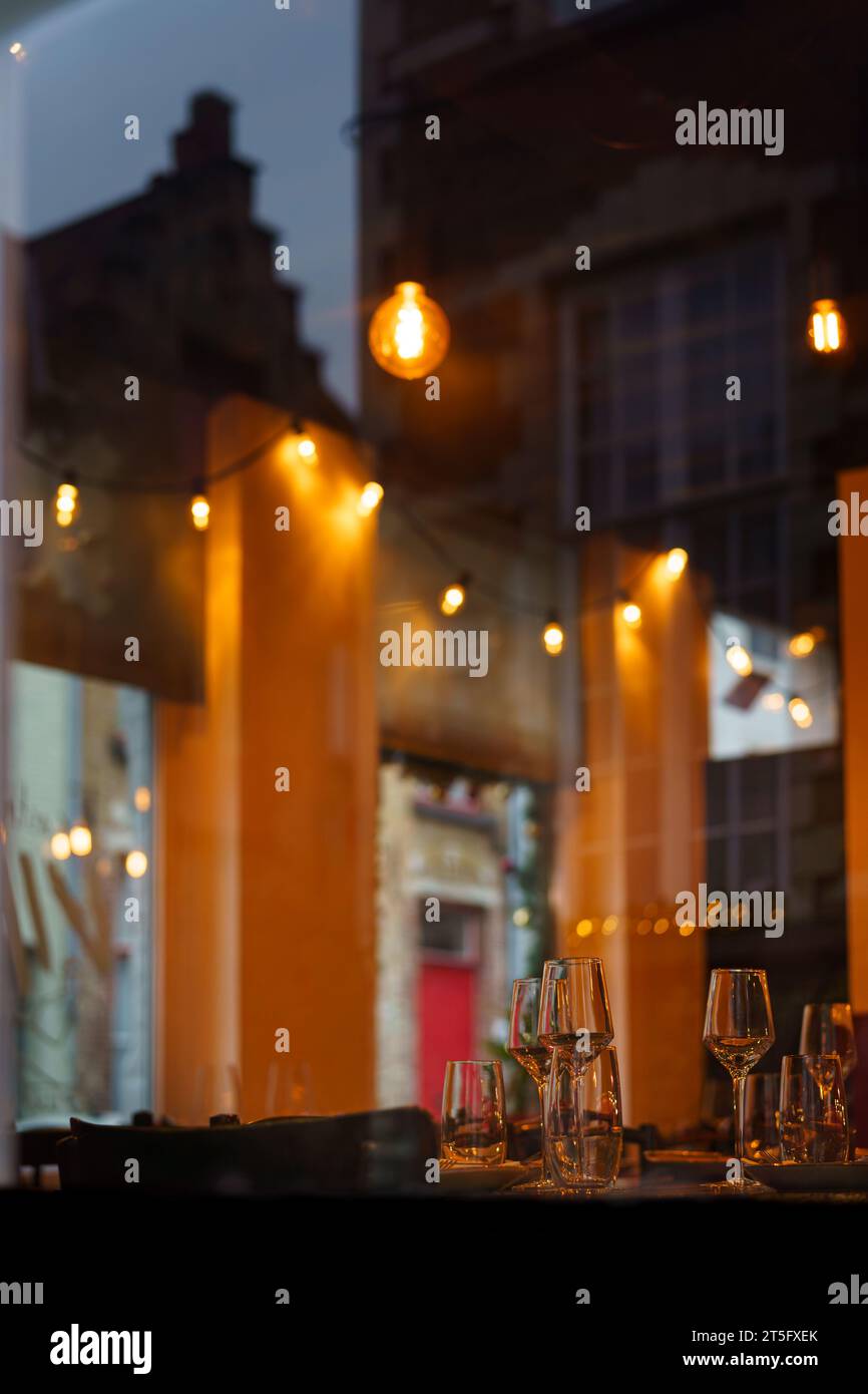 Setting festival dinner table hi-res stock photography and images - Alamy