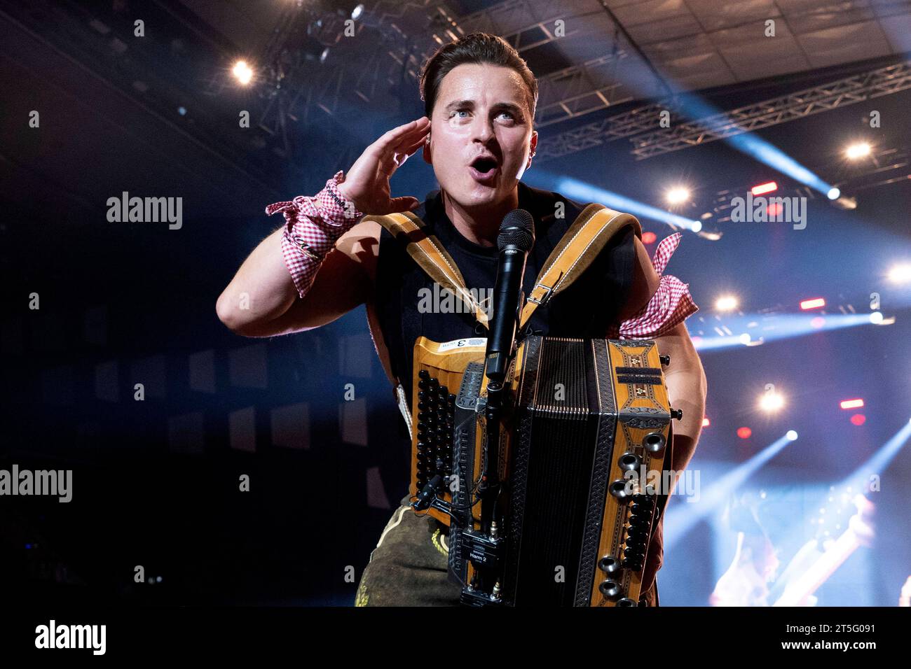 Andreas Gabalier live bei m Abschlusskonzeet onzert seiner Dirndl ...