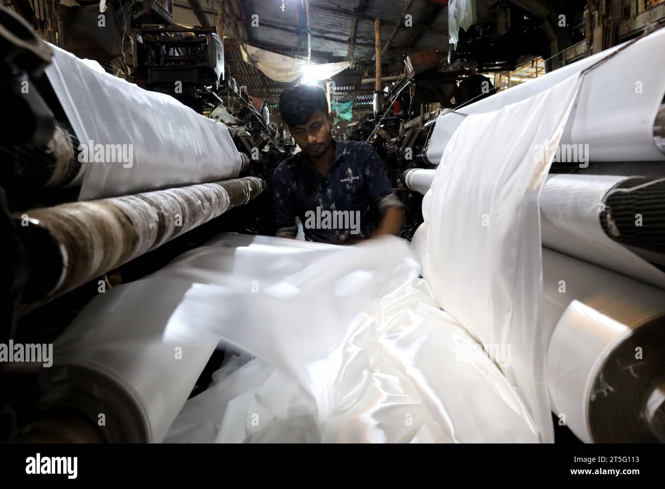 Dhaka, Dhaka, Bangladesh. 5th Nov, 2023. A worker in Dhaka Demra takes ...