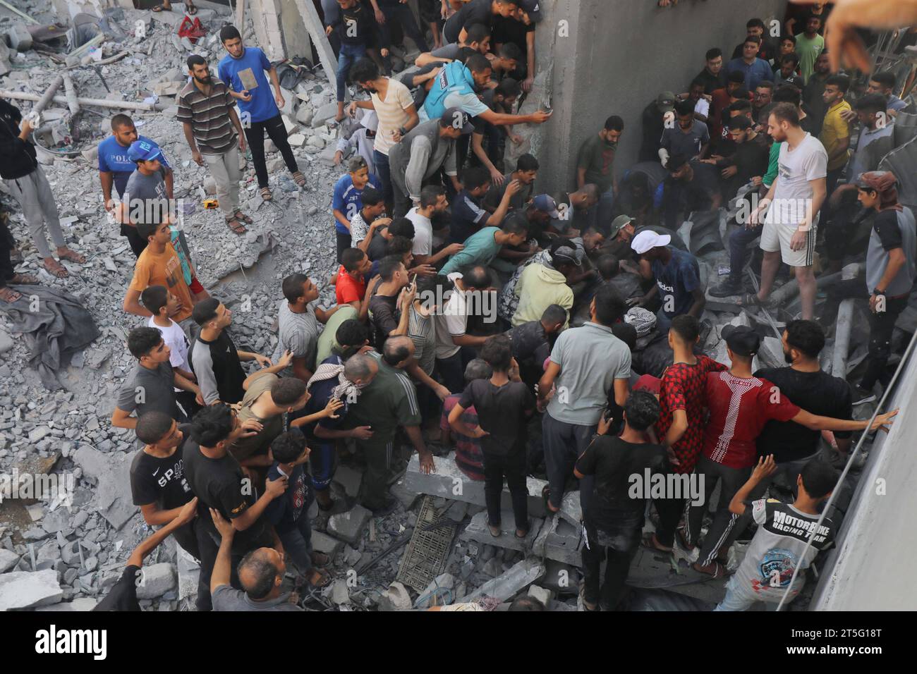 Locals conduct a search and rescue operation after Israeli attacks ...