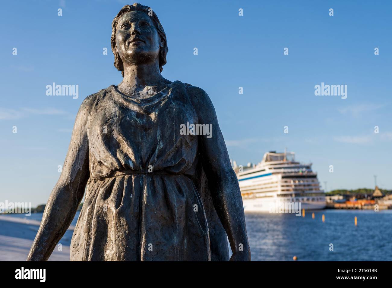 Oslo, Norway:Sculpture of a woman in the harbor of Oslo Stock Photo - Alamy