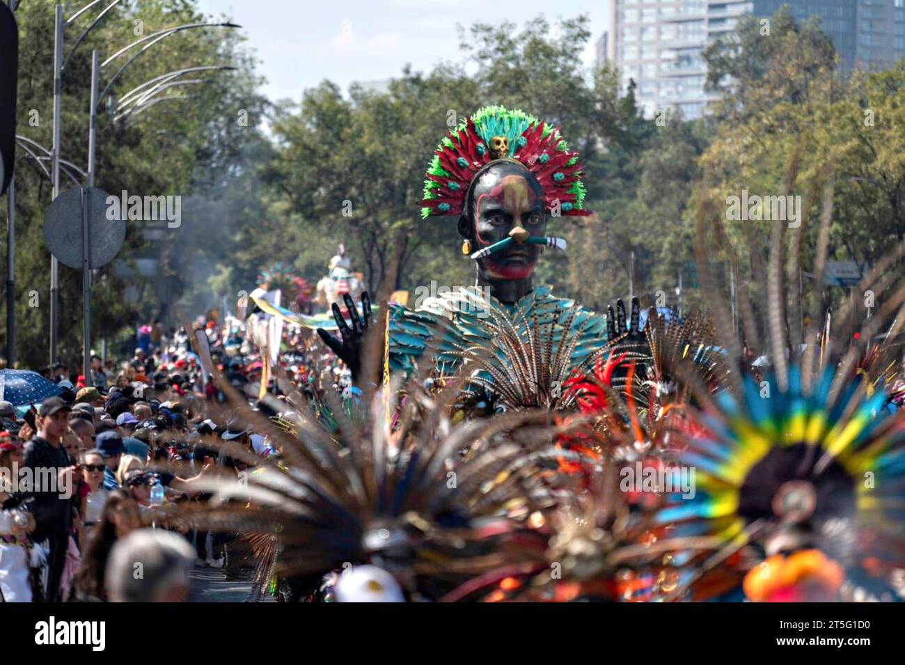Mexico City, Mexico. 04th Nov, 2023. Giant floats and costumed ...
