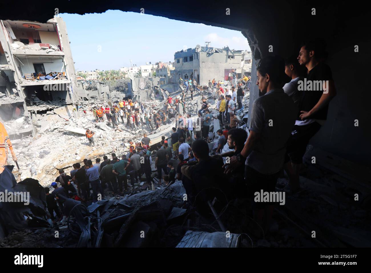 Locals conduct a search and rescue operation after Israeli attacks ...