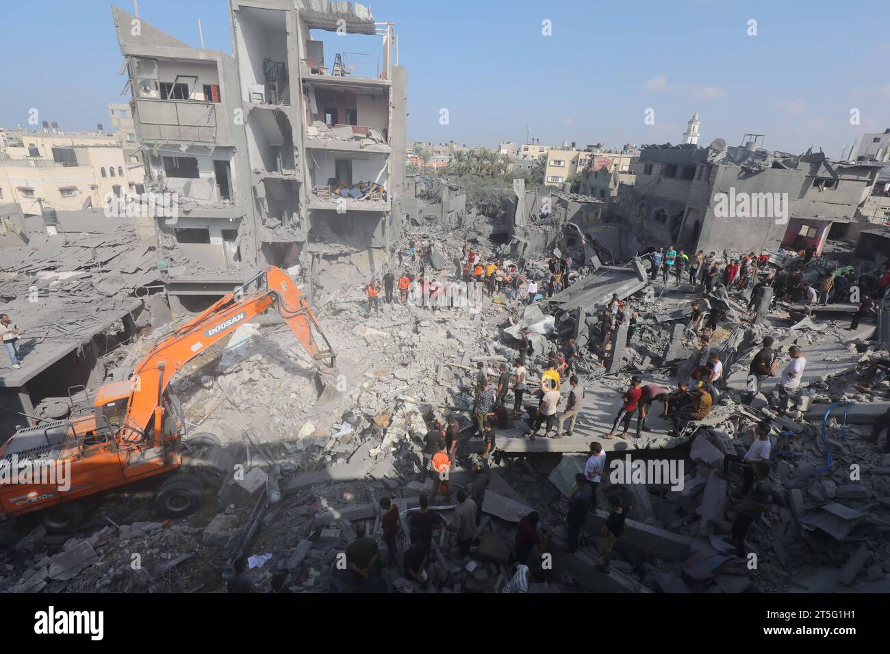 Locals conduct a search and rescue operation after Israeli attacks ...