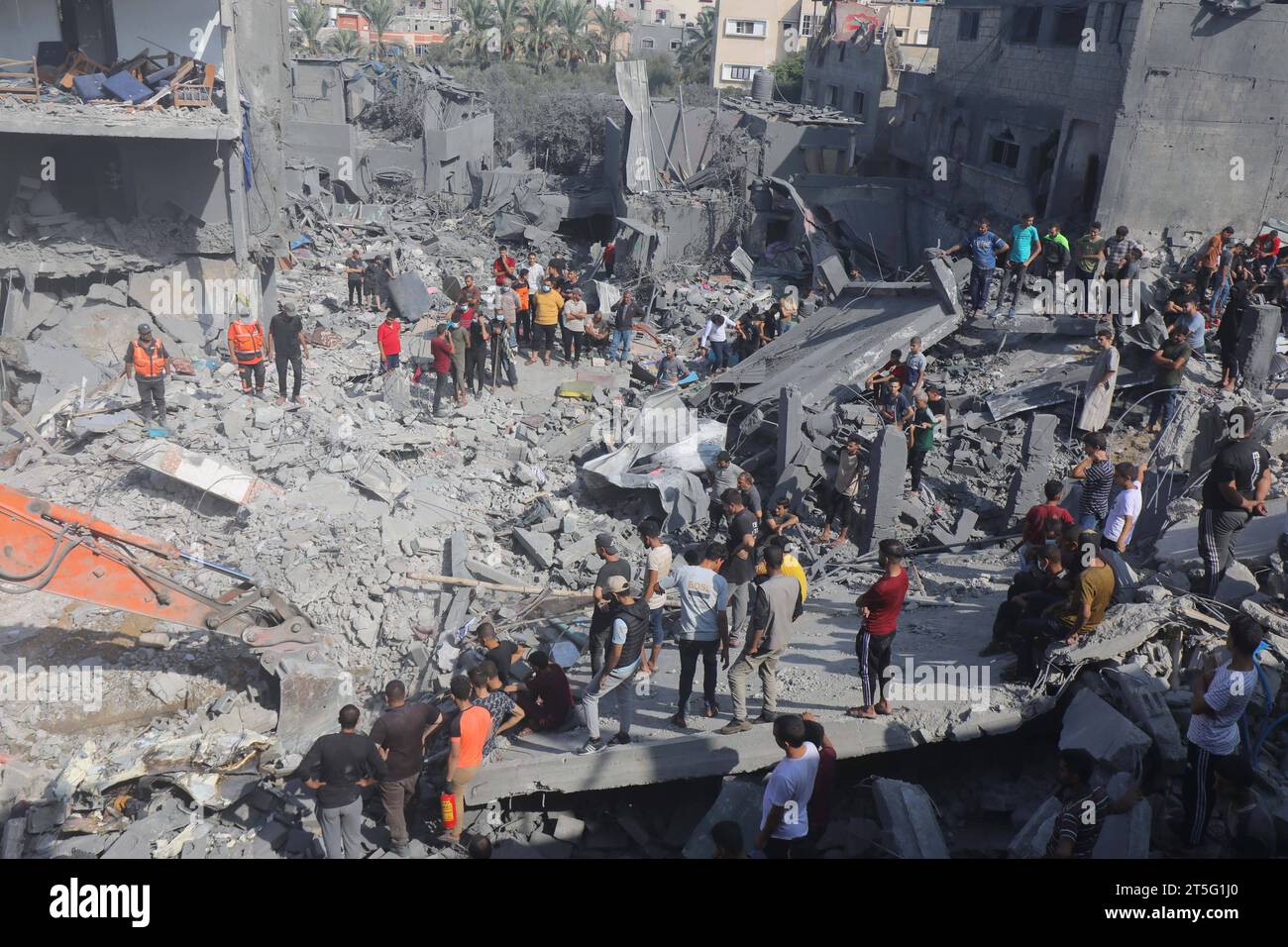 Locals conduct a search and rescue operation after Israeli attacks ...