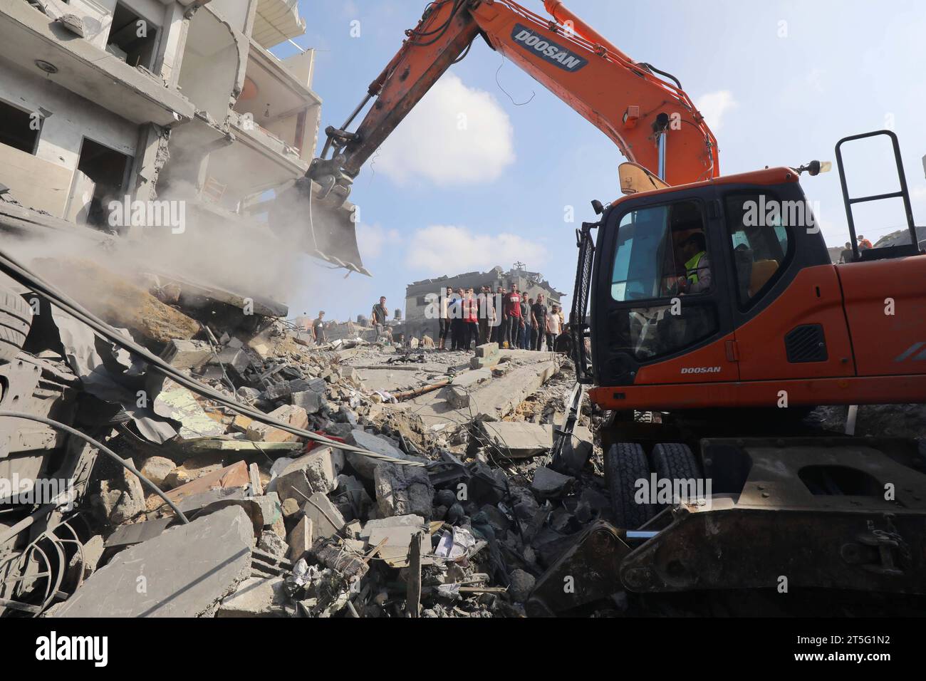 Locals conduct a search and rescue operation after Israeli attacks ...