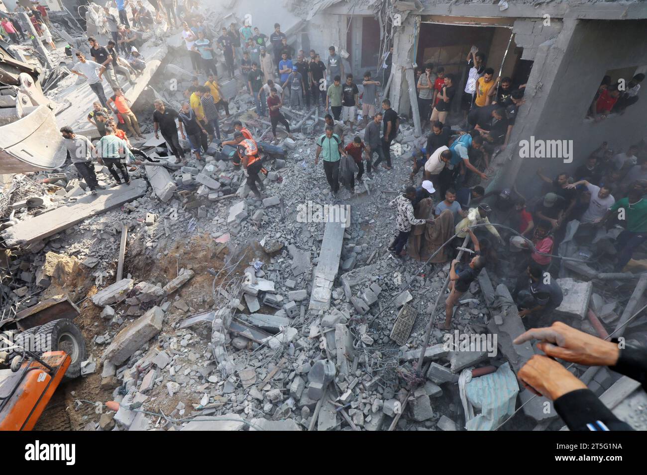 Locals conduct a search and rescue operation after Israeli attacks ...