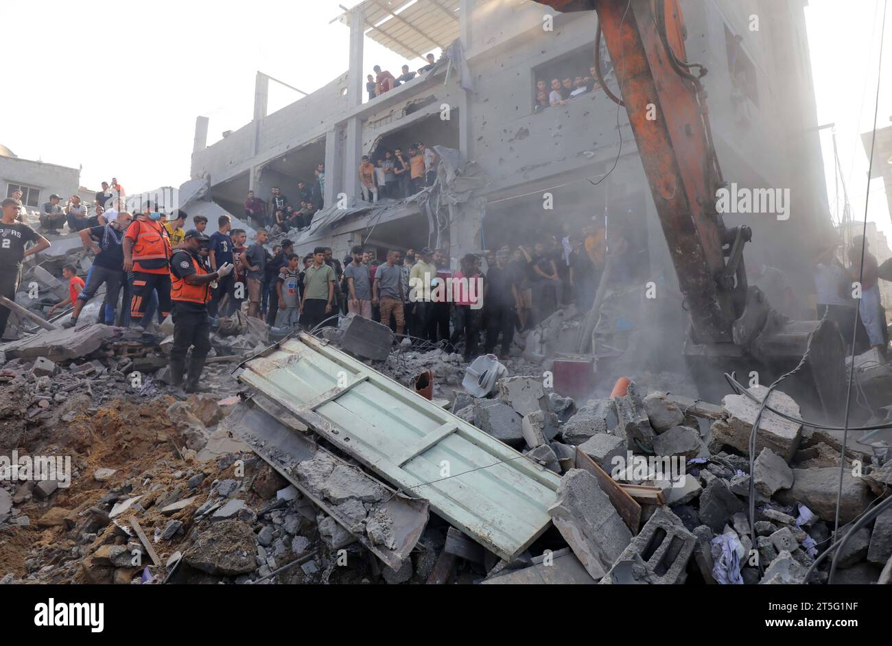 Locals conduct a search and rescue operation after Israeli attacks ...