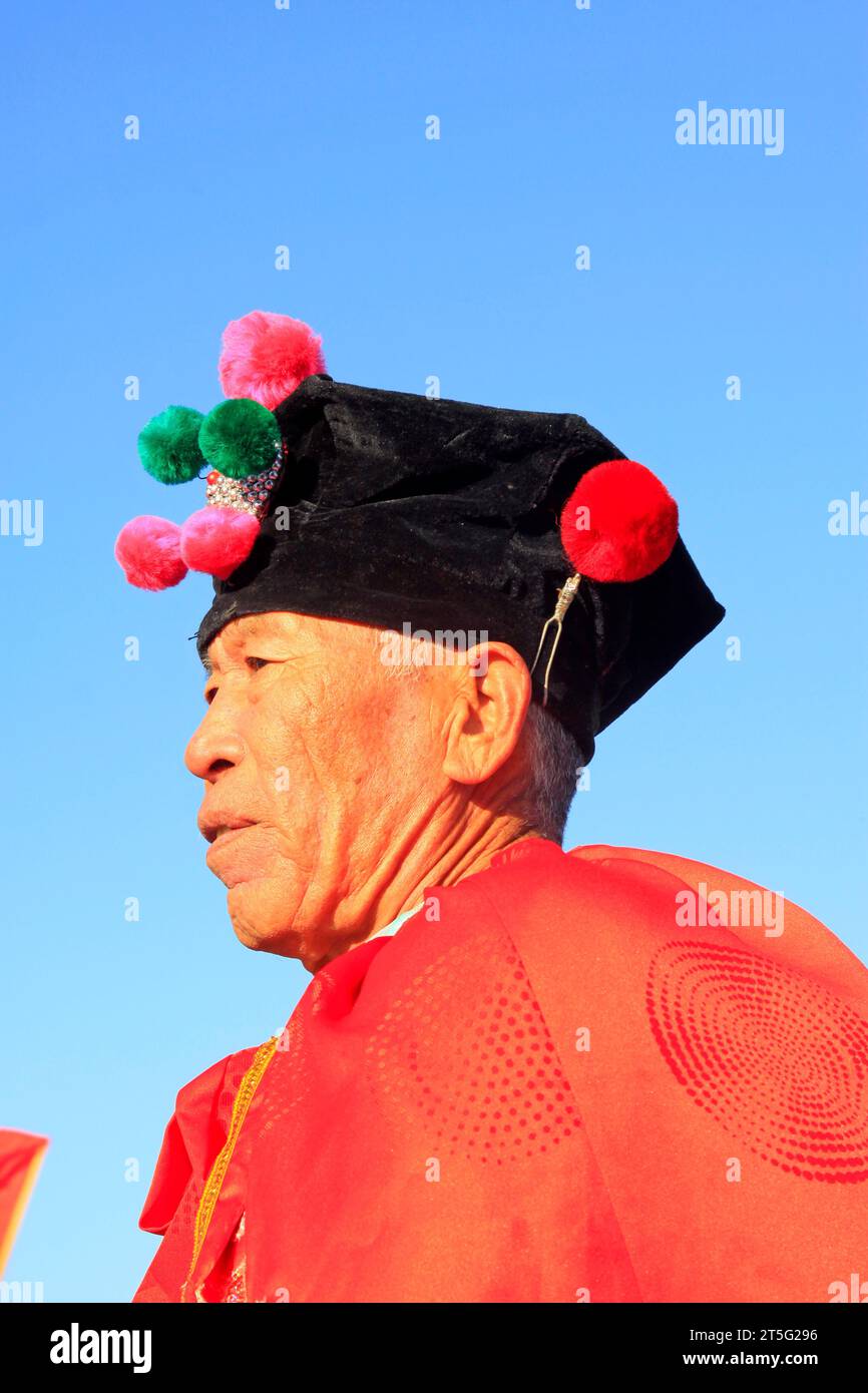 Chinese man wearing hat hi-res stock photography and images - Alamy