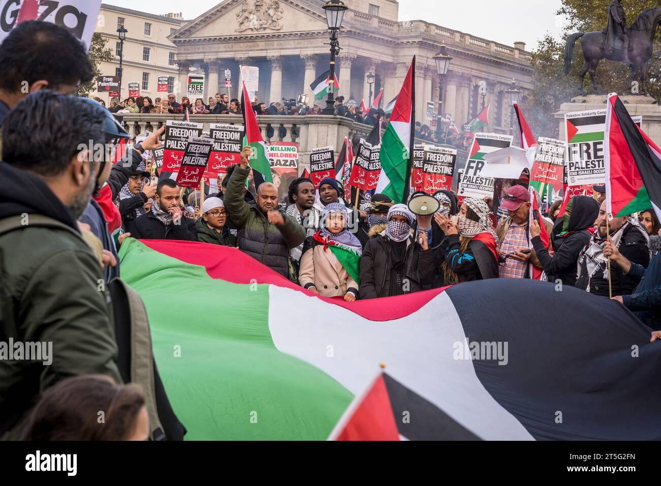 Huge Palestine flag waved at the Pro-Palestinian protest in Trafalgar ...
