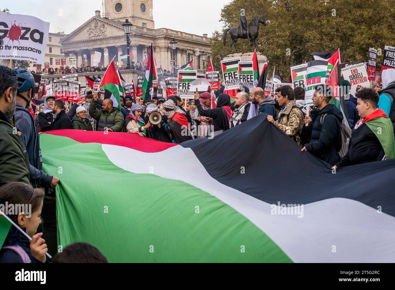 Huge Palestine flag waved at the Pro-Palestinian protest in Trafalgar ...
