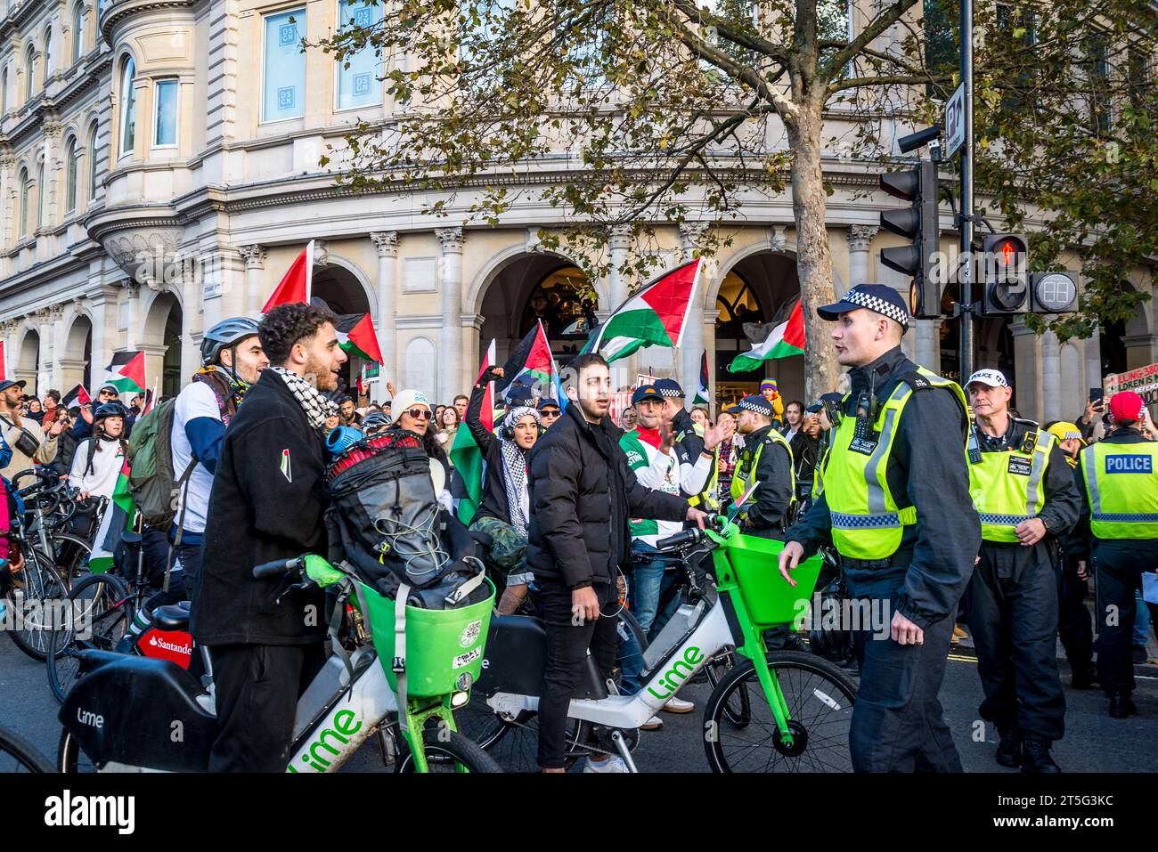 Police negotiating with the Bike ride in support of Gaza Sunbirds, a ...