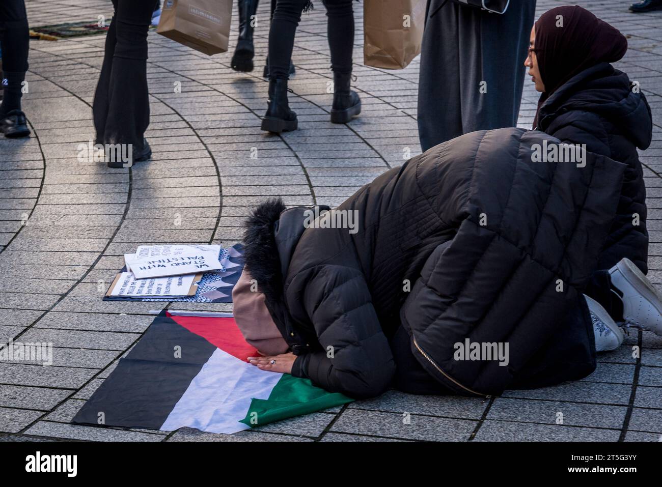 Muslim woman praying at the Pro-Palestinian protest in Trafalgar Square ...