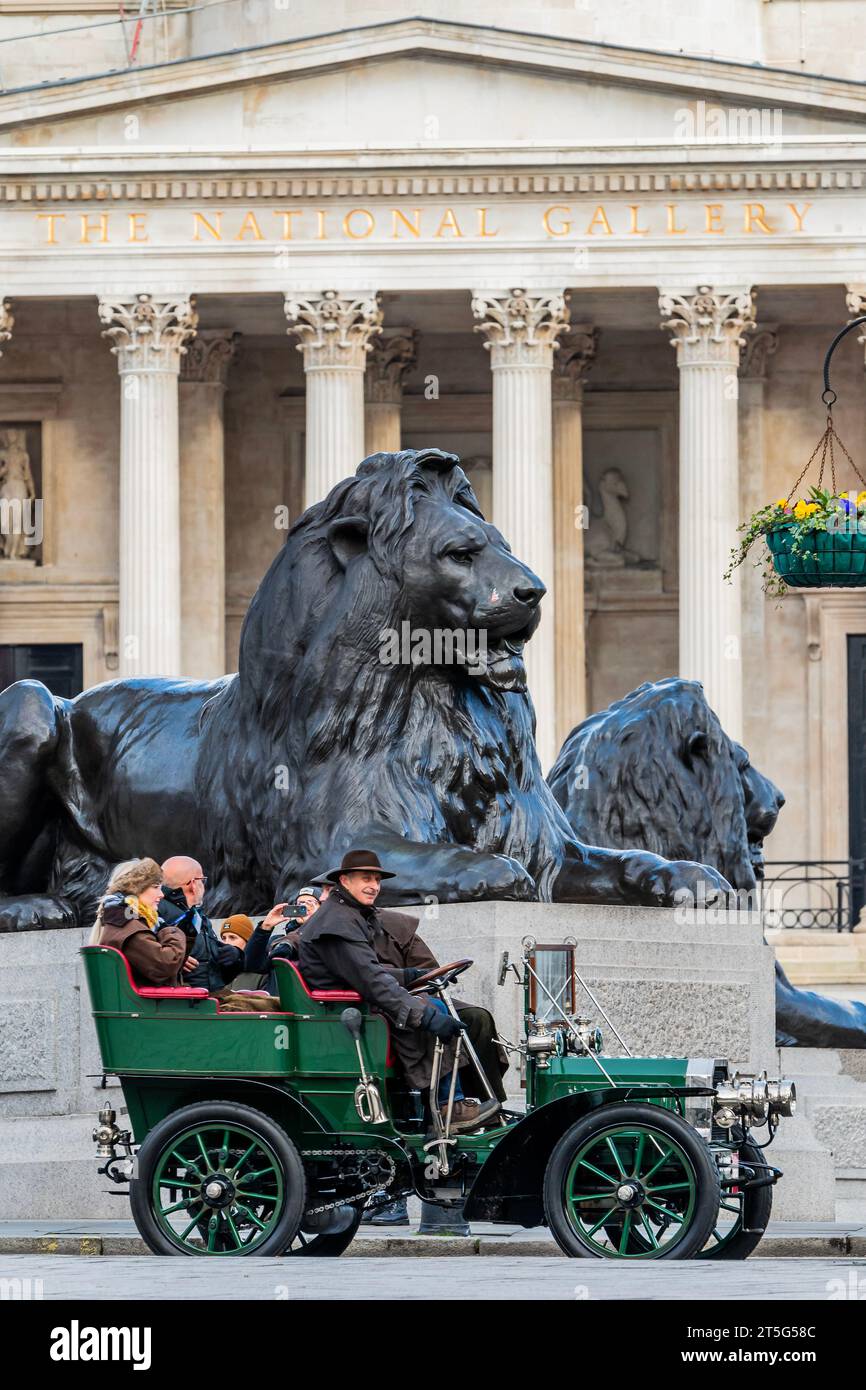 London, UK. 5th Nov, 2023. Passing through Trafalgar Square - RM ...