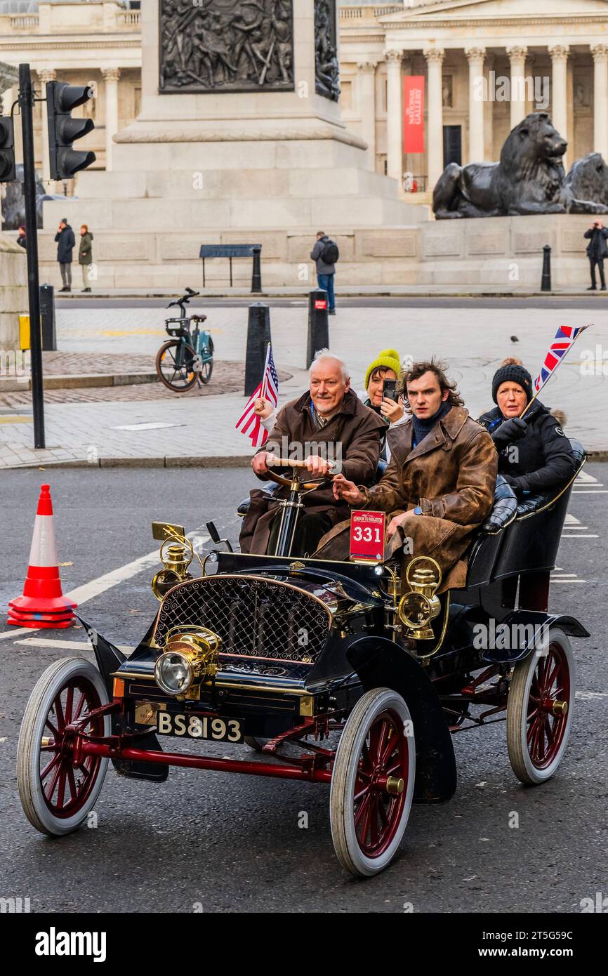 London, UK. 5th Nov, 2023. A 1904 Franklin - Passing through Trafalgar ...