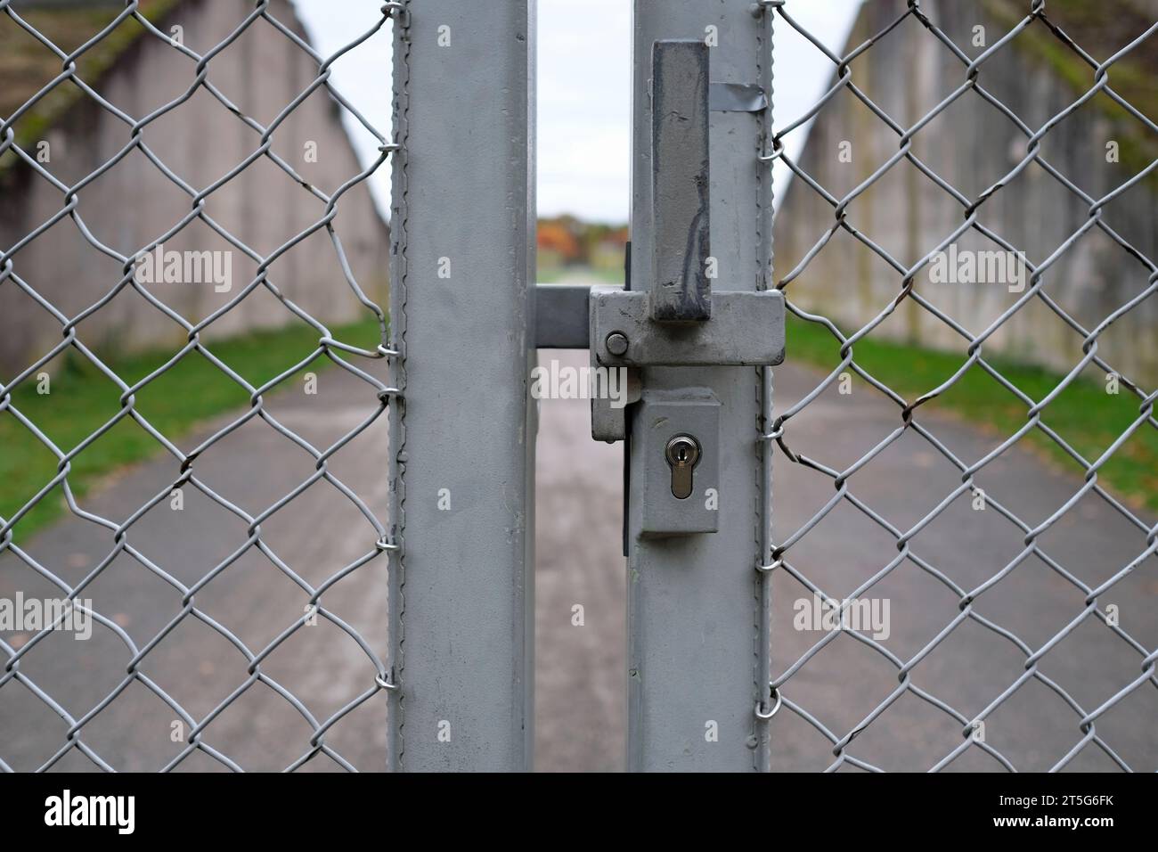 Locked metal gate hi-res stock photography and images - Alamy