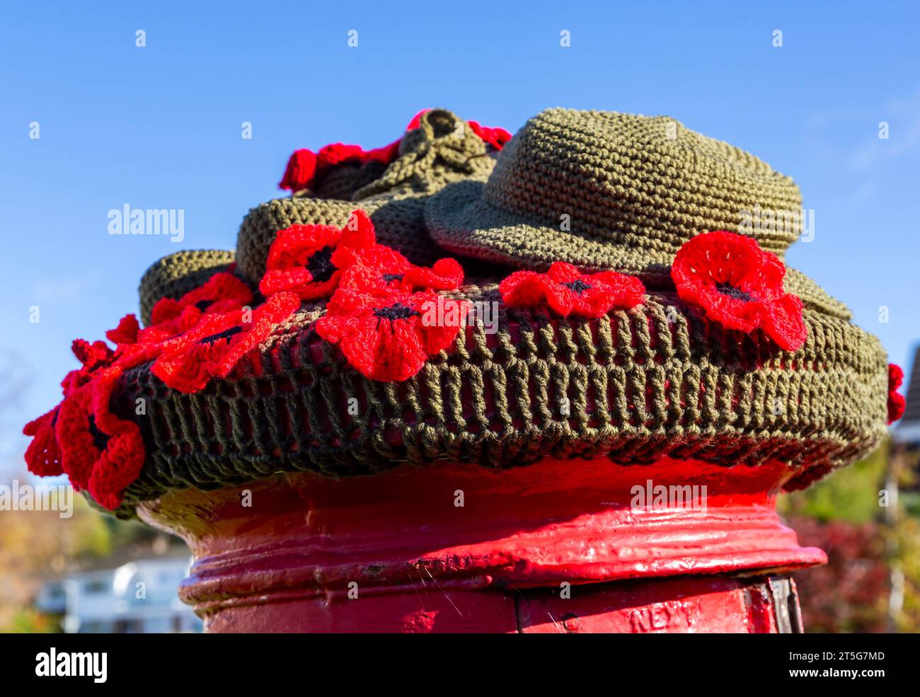 Knitted remembrance soldier hi-res stock photography and images - Alamy