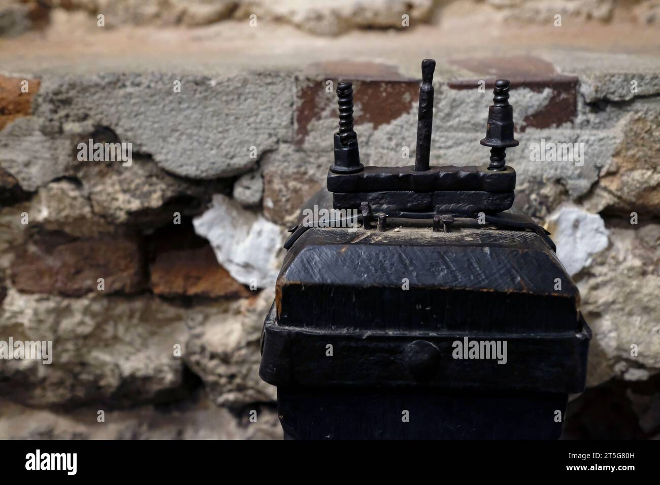 Thumbscrew in a medieval prison Stock Photo - Alamy