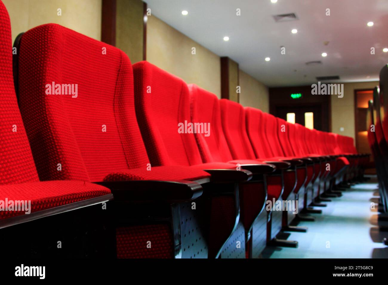 Red chairs in theatre hi-res stock photography and images - Alamy