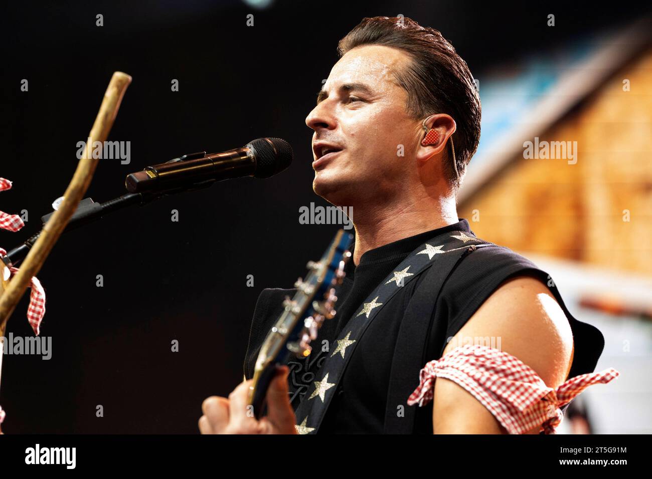 Andreas Gabalier live bei m Abschlusskonzeet onzert seiner Dirndl ...