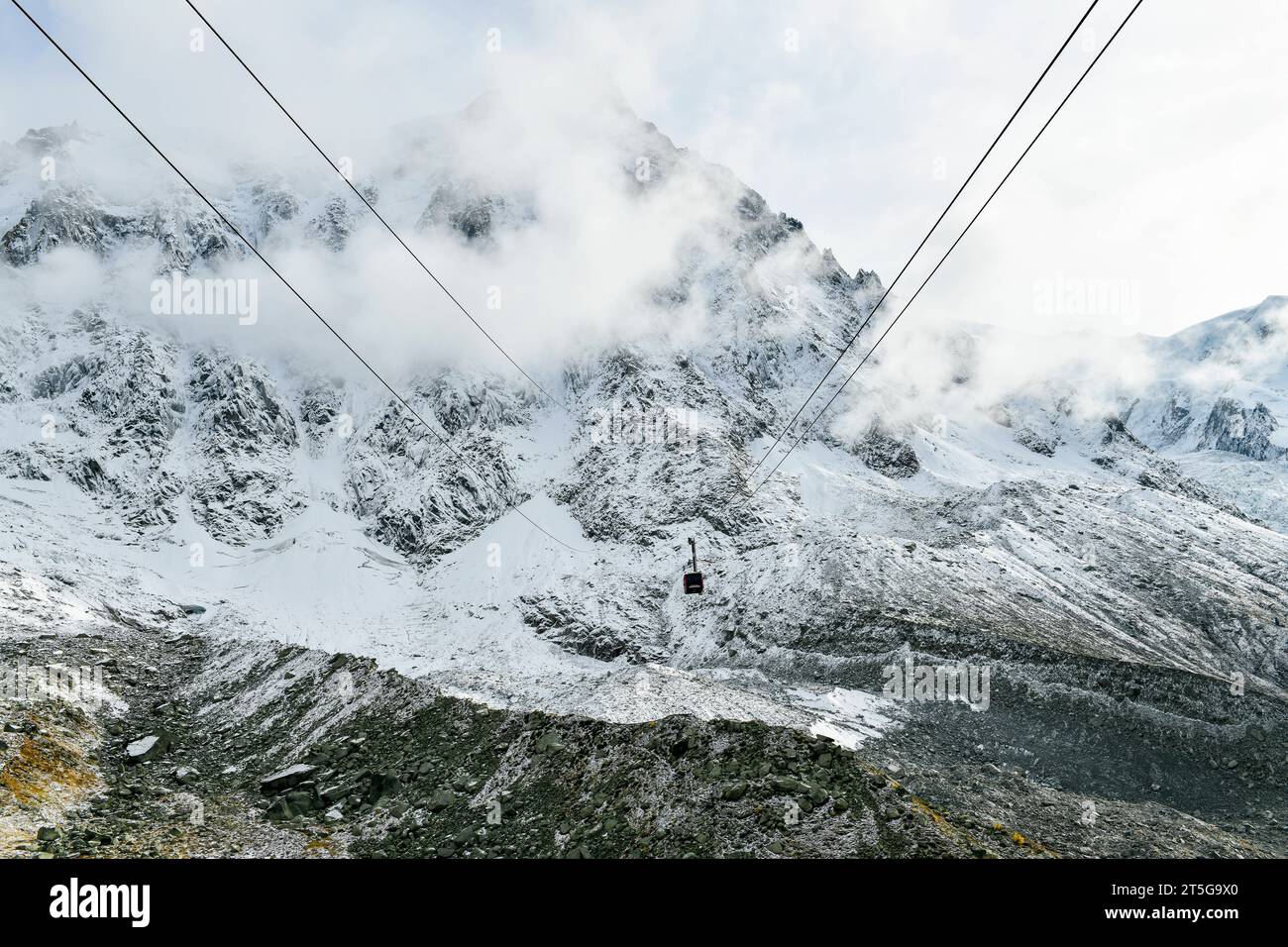Mont Blanc Bergmassiv Blick am 22. Oktober 2023 auf die Seilbahn Aiguille du Midi im Bergmassiv ...