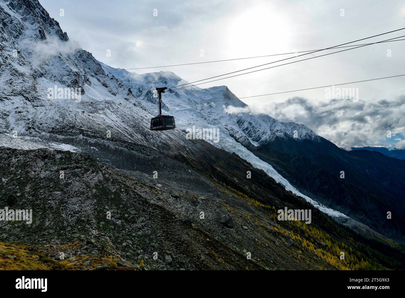 Mont Blanc Bergmassiv Blick am 22. Oktober 2023 auf die Seilbahn Aiguille du Midi im Bergmassiv ...