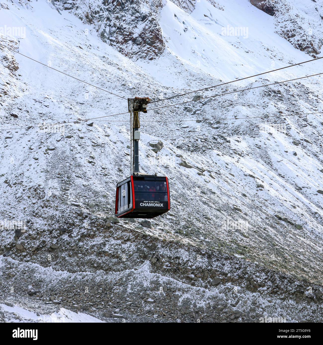 Mont Blanc Bergmassiv Blick am 22. Oktober 2023 auf die Seilbahn Aiguille du Midi im Bergmassiv ...
