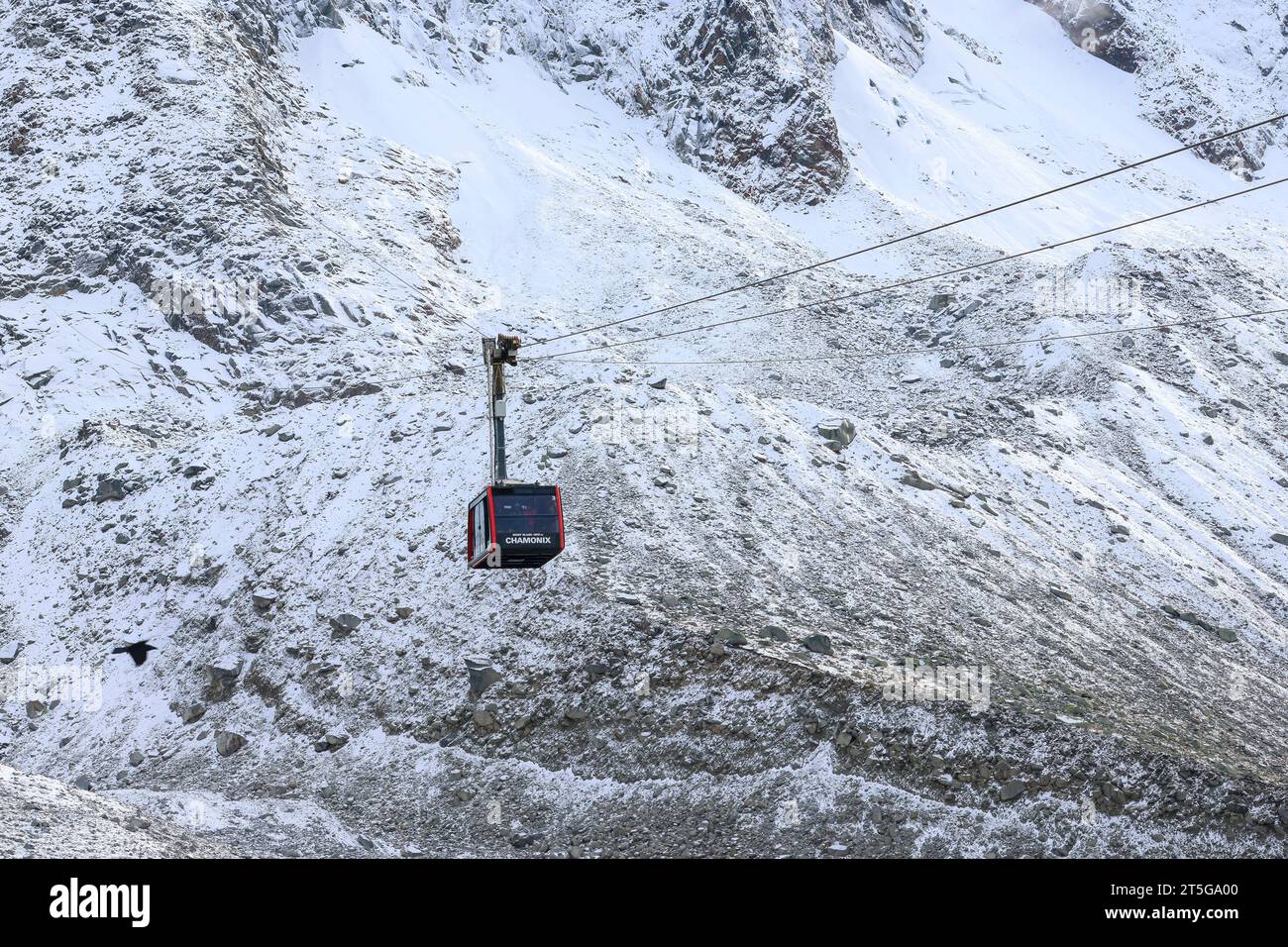 Mont Blanc Bergmassiv Blick am 22. Oktober 2023 auf die Seilbahn Aiguille du Midi im Bergmassiv ...