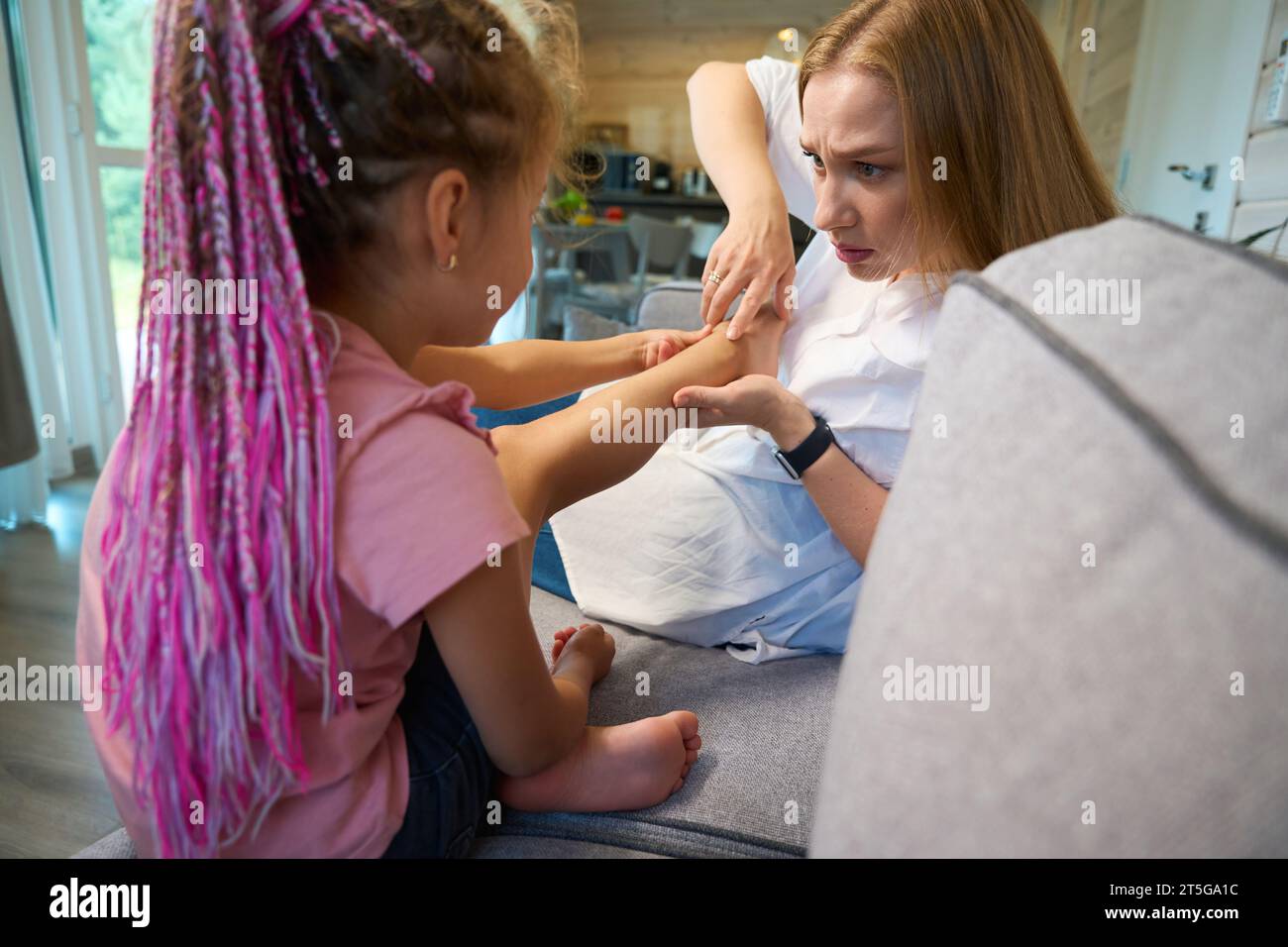 Kid crying mother leg hi-res stock photography and images - Alamy