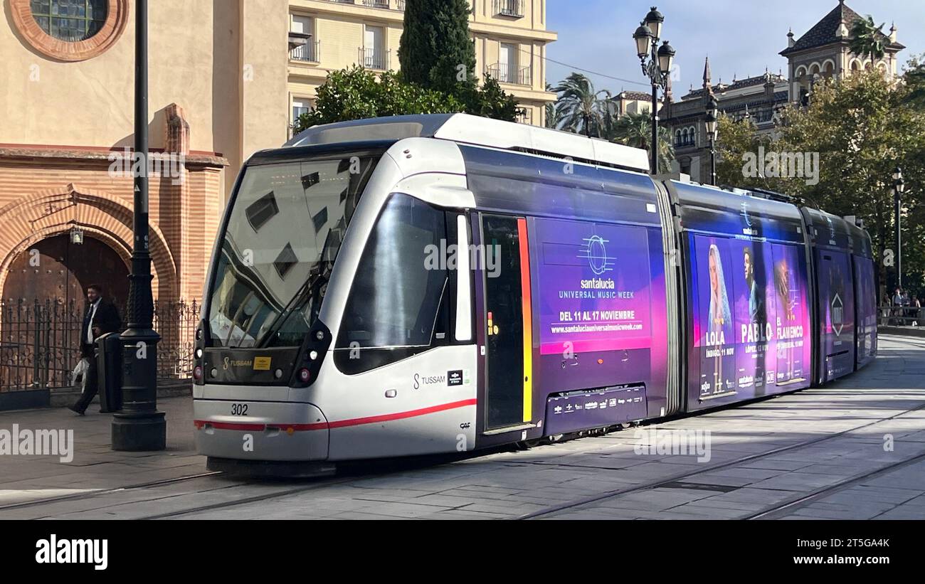 Tren electrico urbano hi-res stock photography and images - Alamy