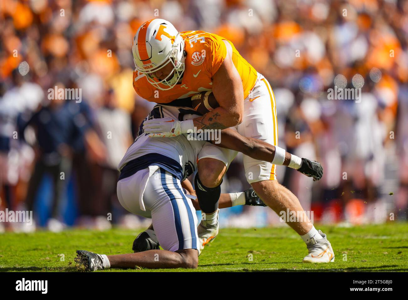 November 4, 2023: McCallan Castles #34 of the Tennessee Volunteers runs ...