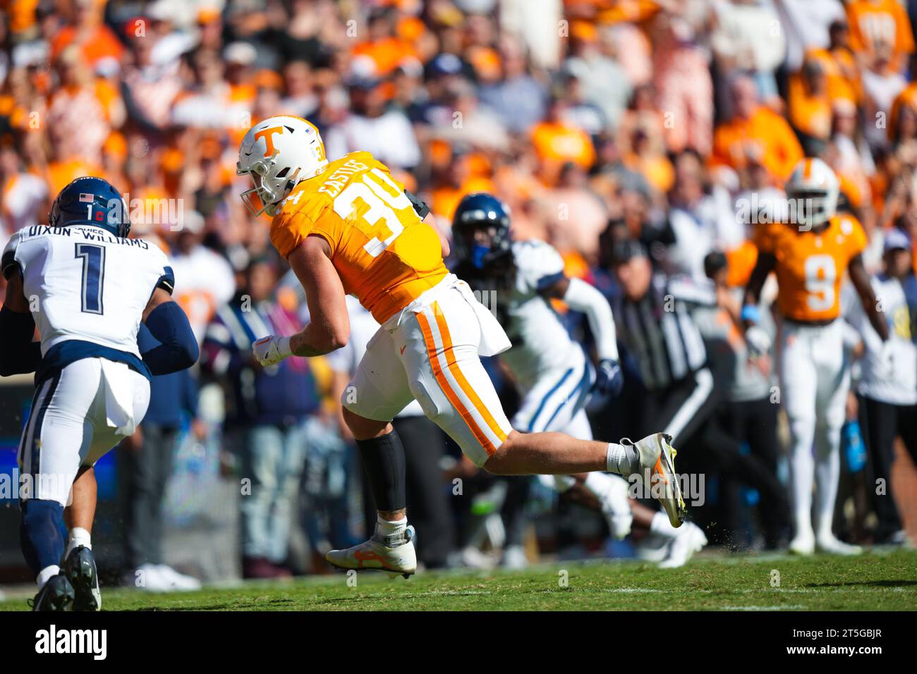 November 4, 2023: McCallan Castles #34 of the Tennessee Volunteers runs ...