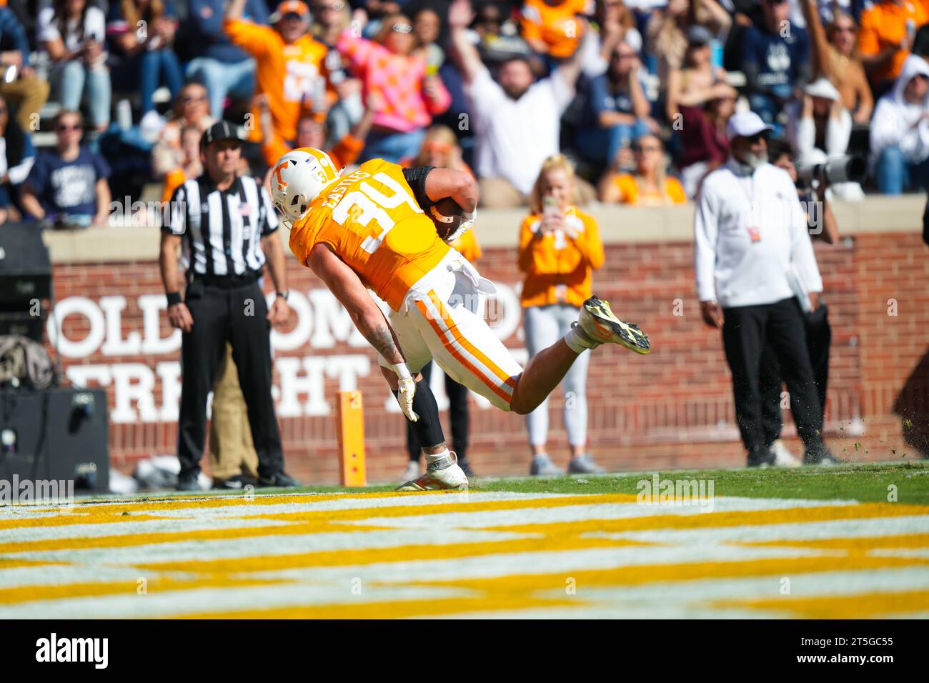 November 4, 2023: McCallan Castles #34 of the Tennessee Volunteers runs ...