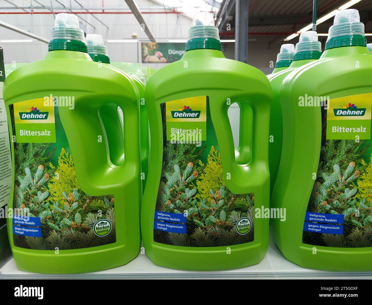 Feed and fertilizer store hi-res stock photography and images - Alamy
