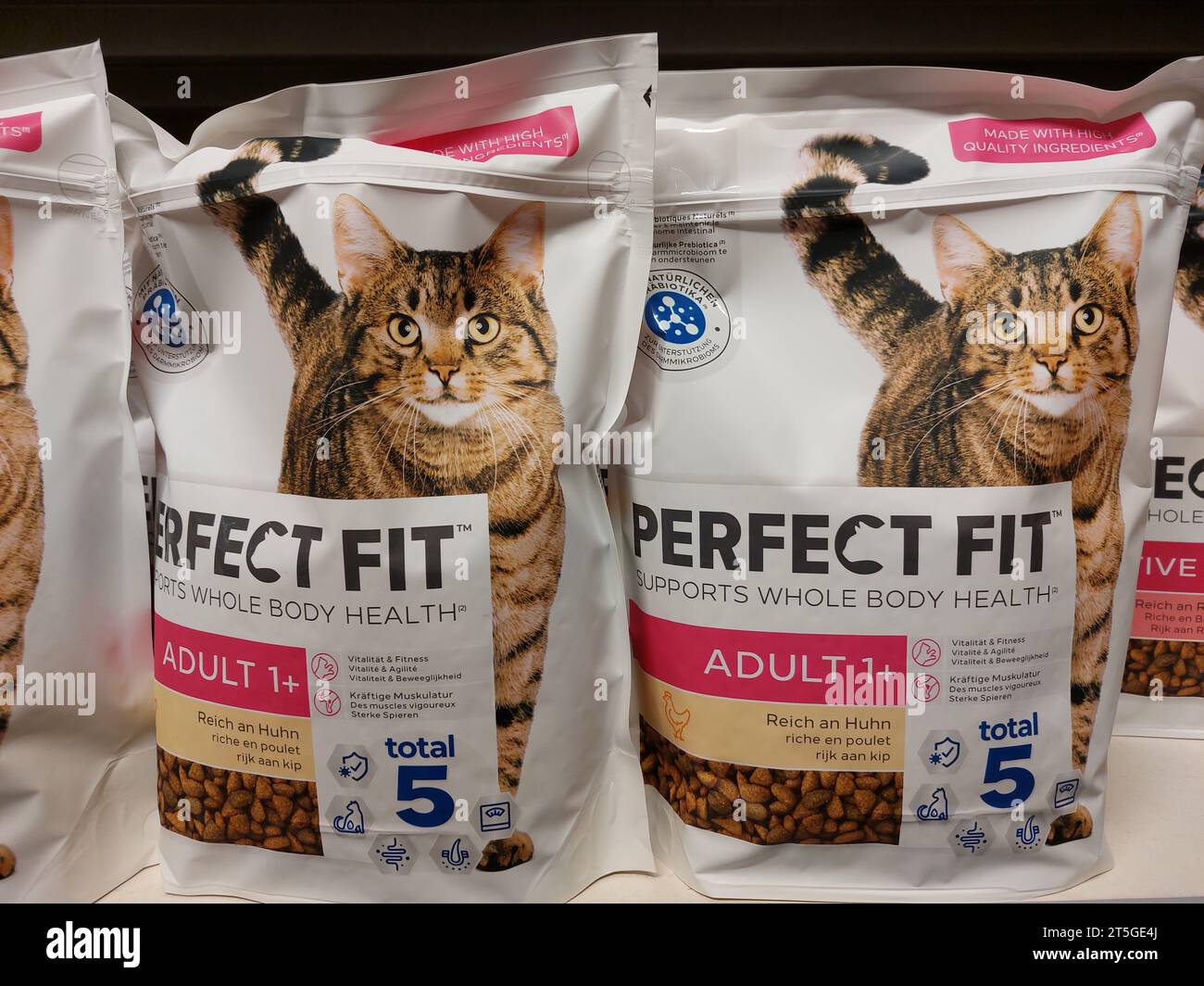 perfect fit dry cat food in a supermarket Stock Photo - Alamy