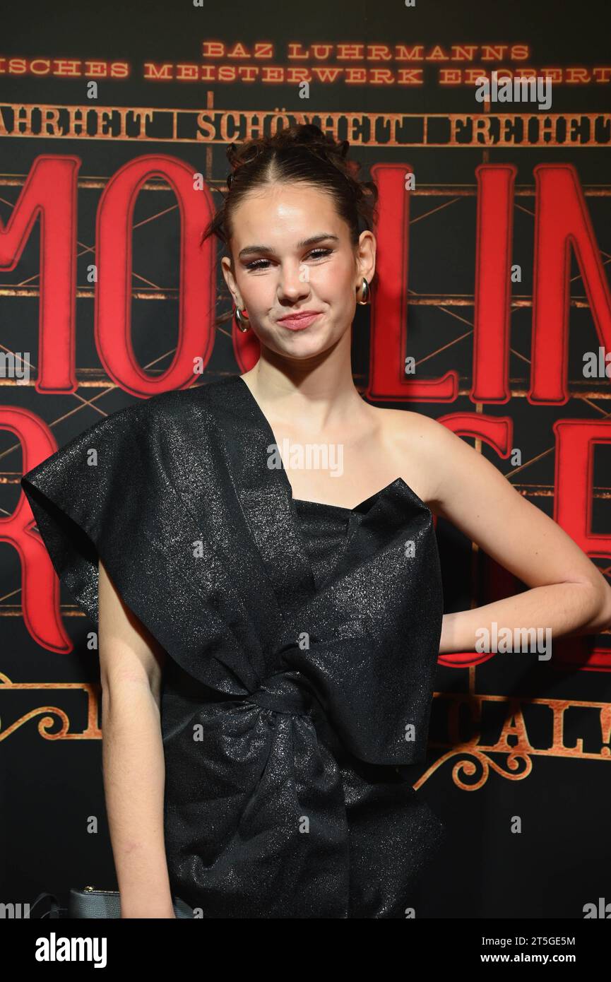 Influencerin Laura Marie Soons kommt zur Jubiläumsshow 1 Jahr Moulin ...