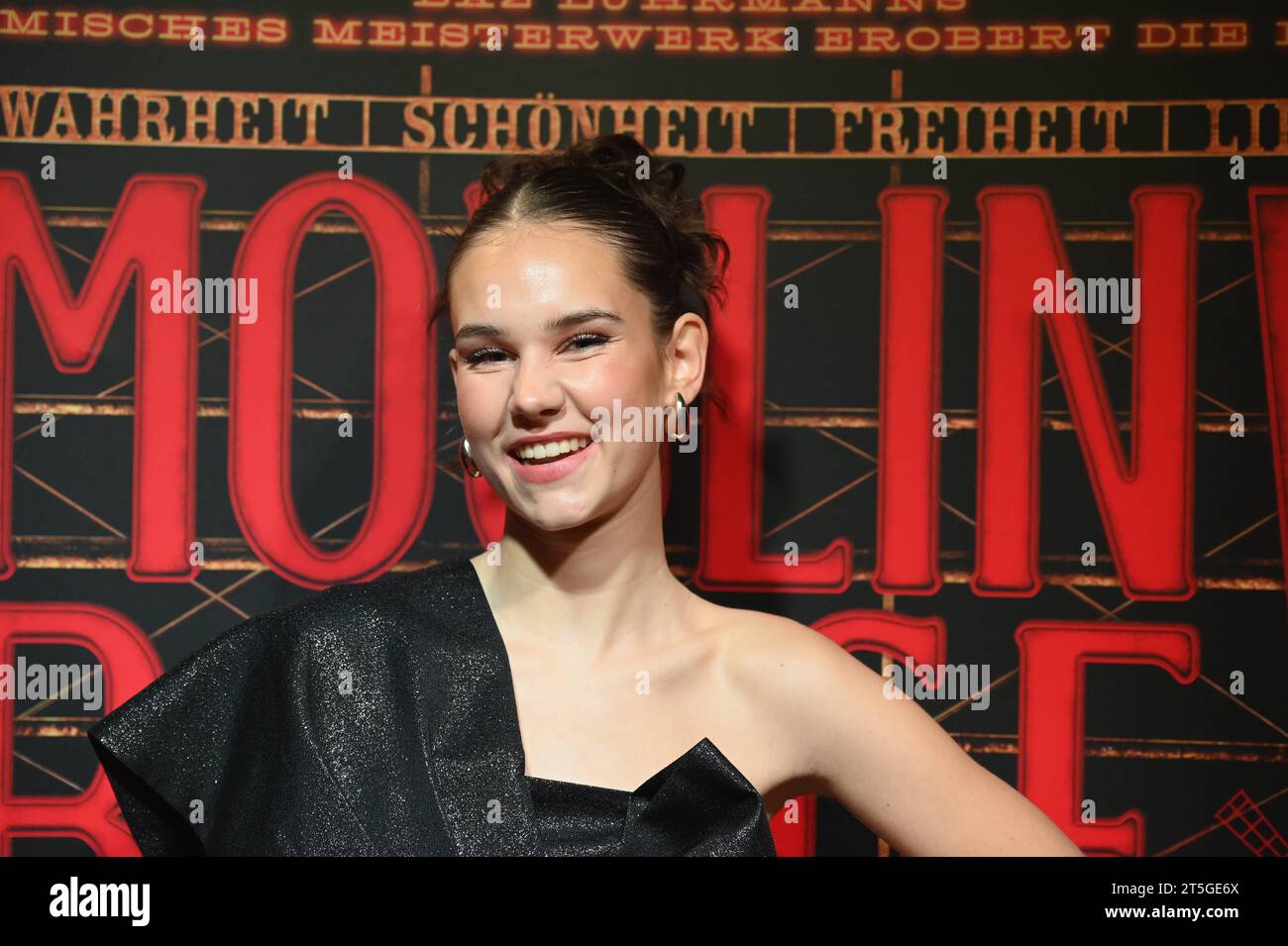 Influencerin Laura Marie Soons kommt zur Jubiläumsshow 1 Jahr Moulin ...