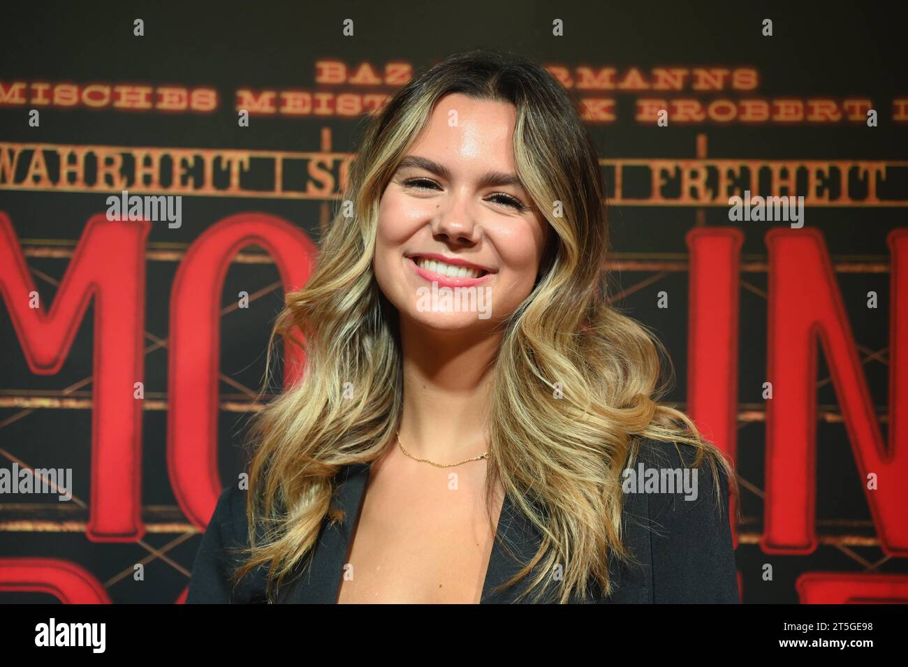 Ex-GNTM-Girl Ana Martinovic kommt zur Jubiläumsshow 1 Jahr Moulin Rouge ...