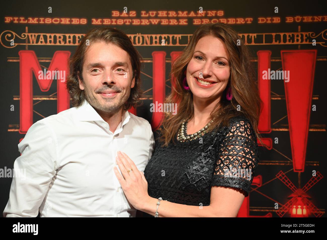 Moderatorin Mara Bergmann und ihr Mann Alexander Hoffmann kommt zur Jubiläumsshow 1 Jahr Moulin ...