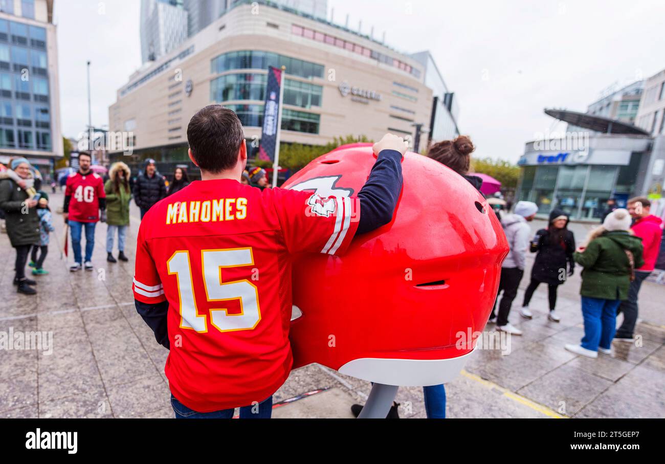 Frankfurt, Germany. 05 November 2023. , Hesse, Frankfurt/Main: A fan ...