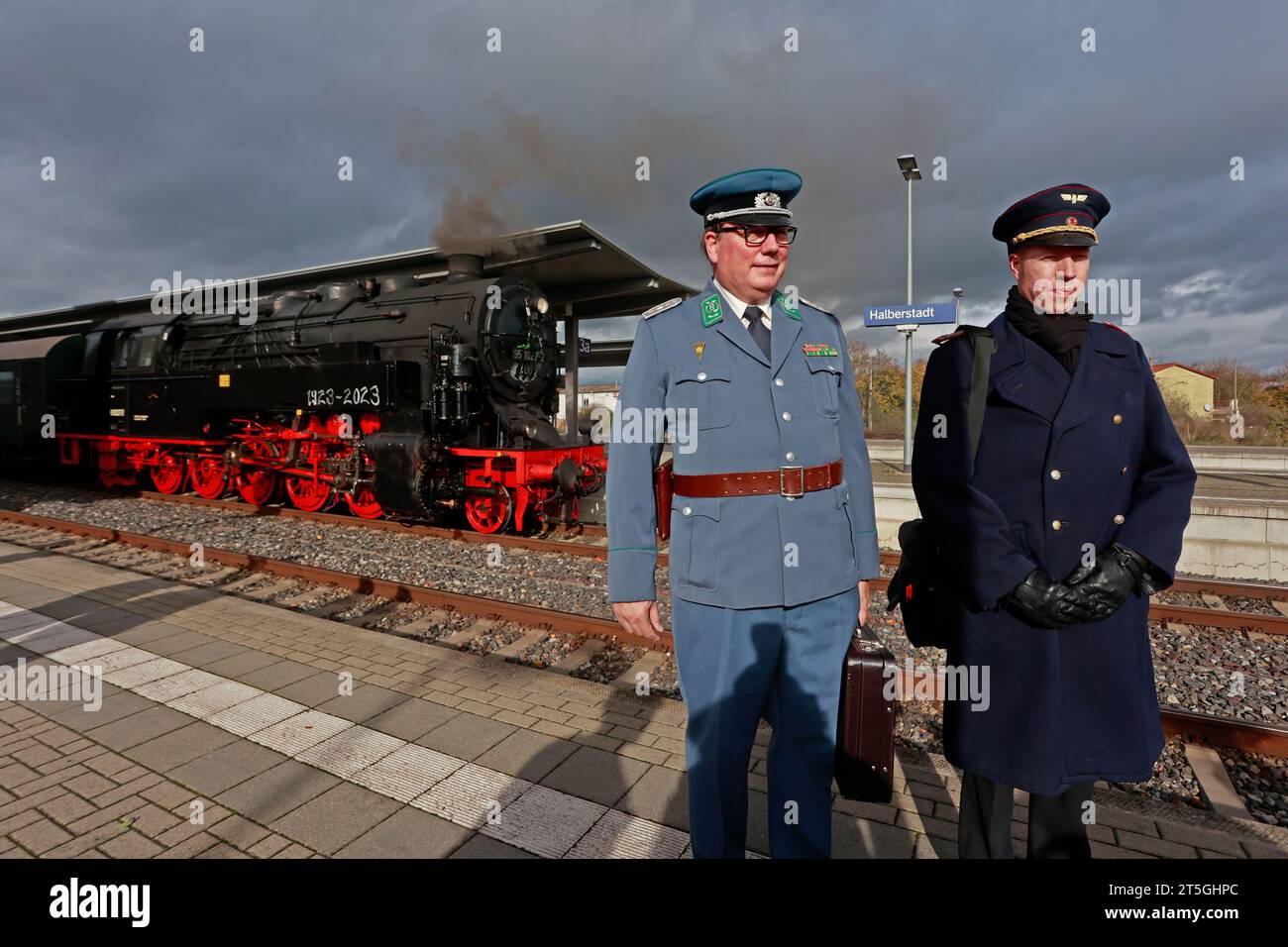 Blankenburg, Germany. 05th Nov, 2023. Two railroad fans stand in ...