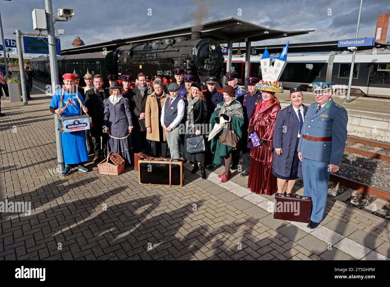 Blankenburg, Germany. 05th Nov, 2023. Participants in a special trip by ...